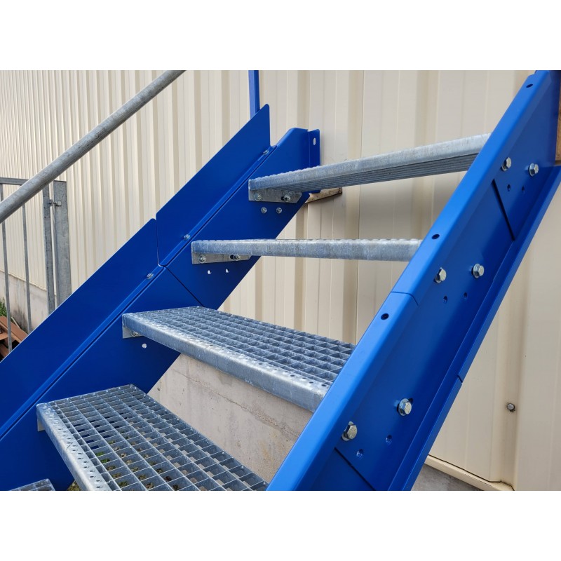 Escalier acier droit industriel configurable galvanisé ou couleur